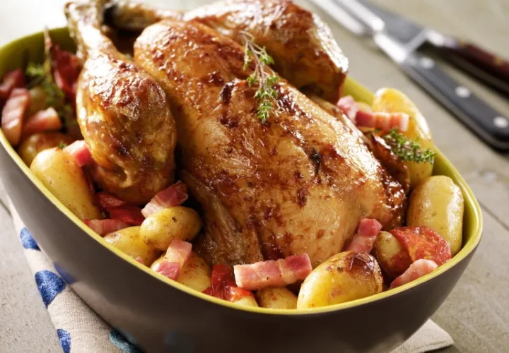 Recette Poulet fermier rôti aux thym, lardons et tomates | Herta