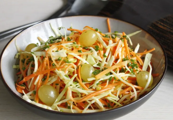 Recette Salade de chou, carottes et raisins | Herta